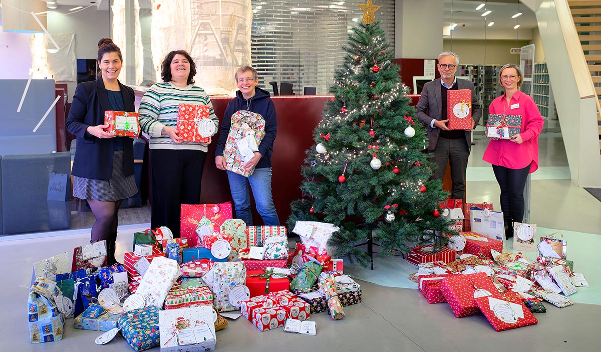 Geschenkübergabe der Wunschbaumaktion der Stadtbibliothek Oberhausen