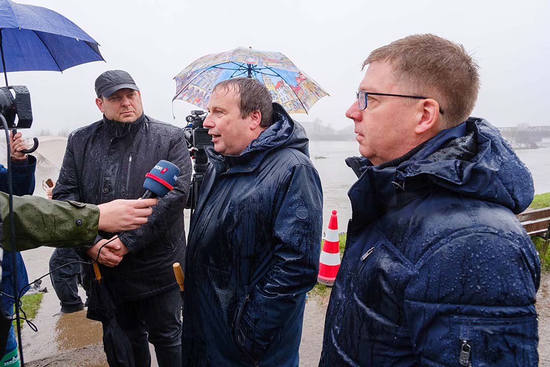 NRW-Minister Oliver Krischer am Ruhrdeich