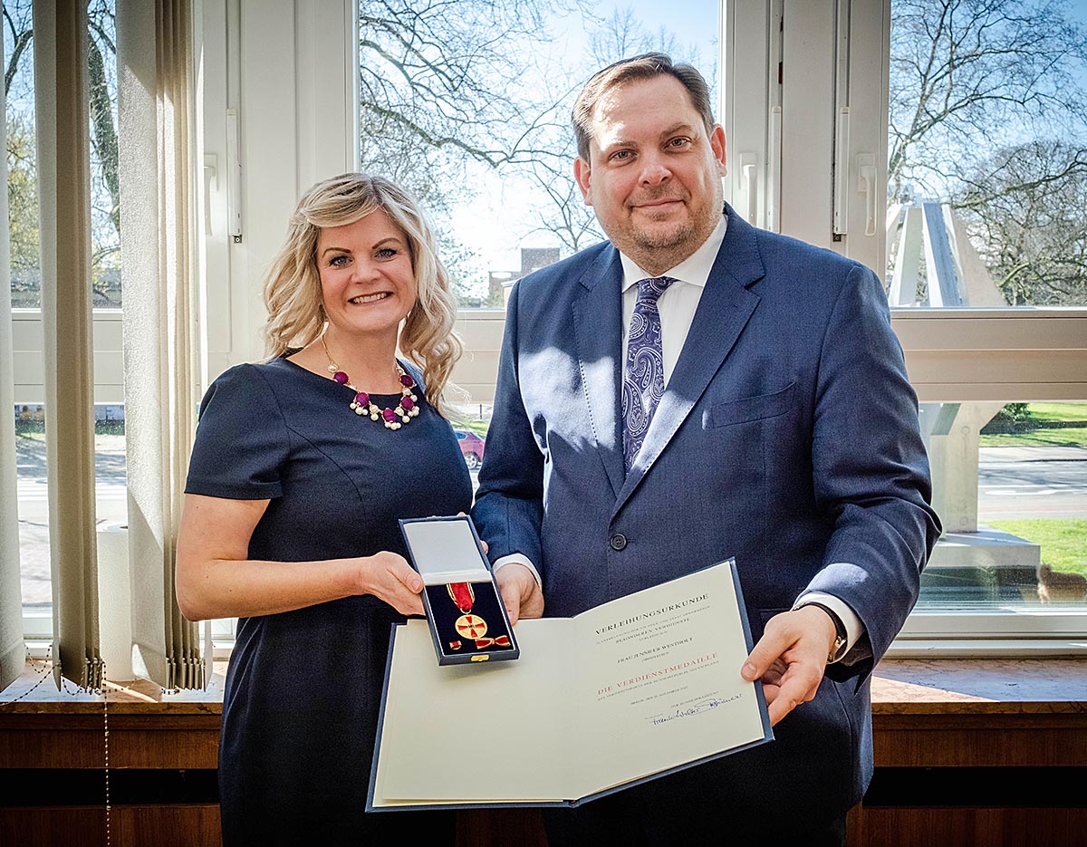 OB Schranz überreicht Verdienstmedaille an Jennifer Westholt